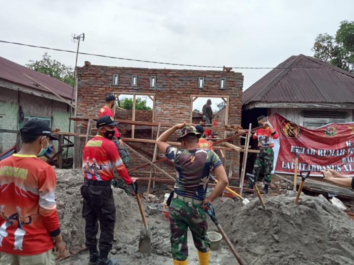 Taruna Satlat Kijang Renovasi Rumah Penggali Kubur